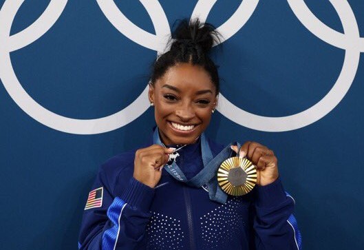 Simone Biles se cuarta su tercera medalla de oro en Juegos Olímpicos de París 2024